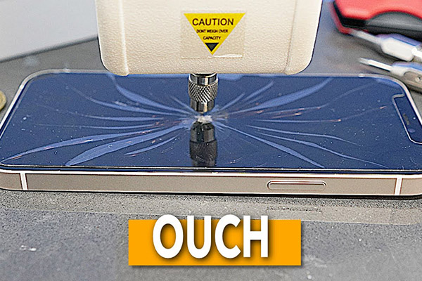 iPhone 12 Ceramic Shield je tvrdý a lépe odolá poškrábání než iPhone 11