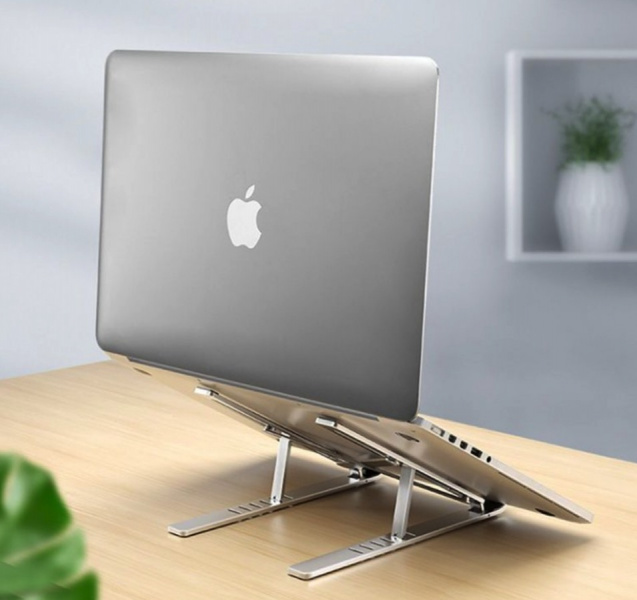 Vertikální stojan na notebook sice ušetří místo, ale má i své nevýhody